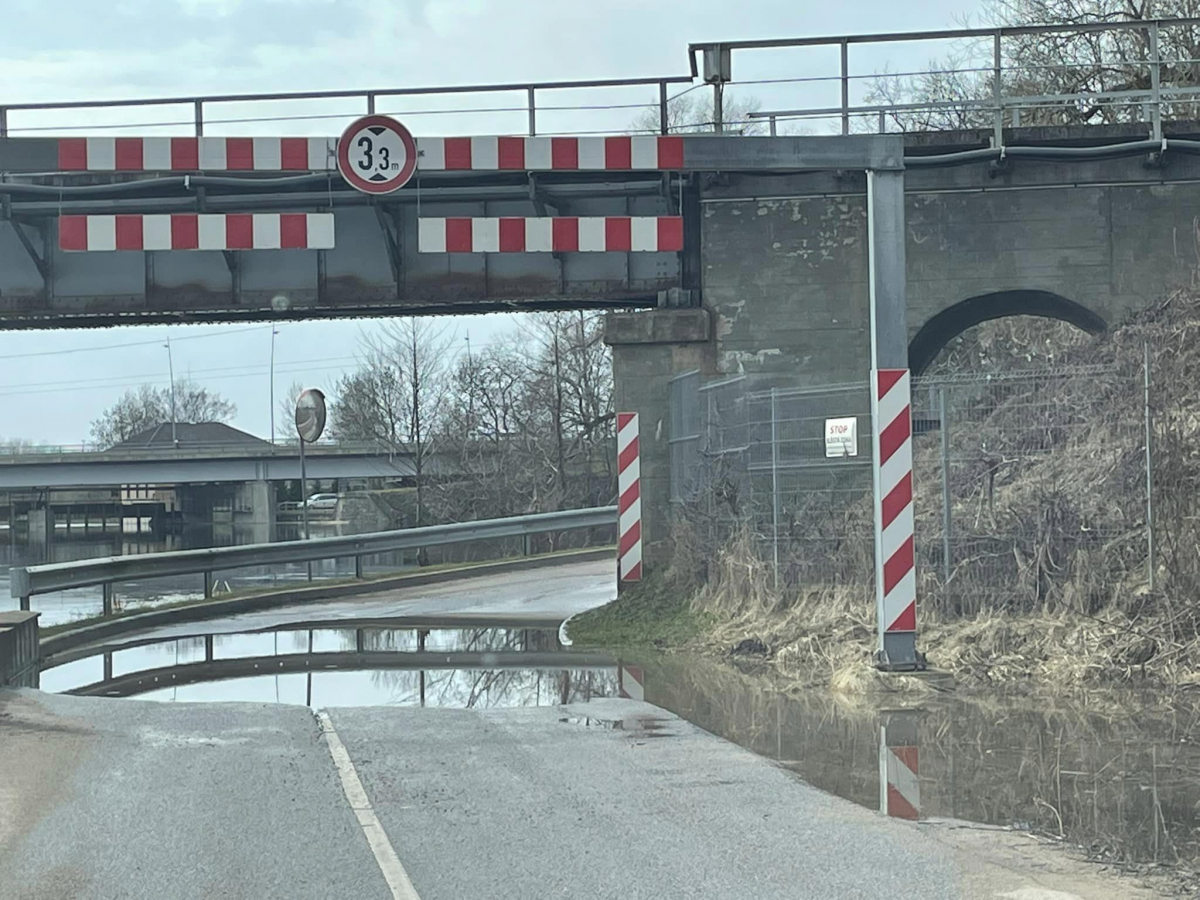 Līvānos applūdusi Upes iela, satiksme uz laiku slēgta